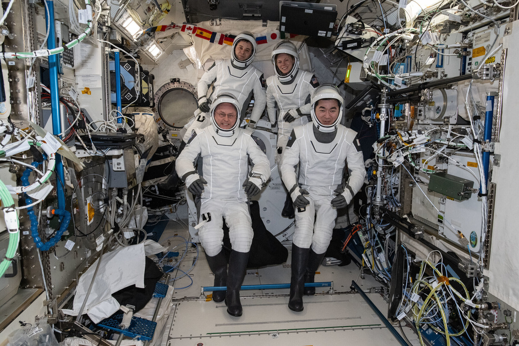 NASA sends 4 astronauts back to Earth in first medical evacuation ...
